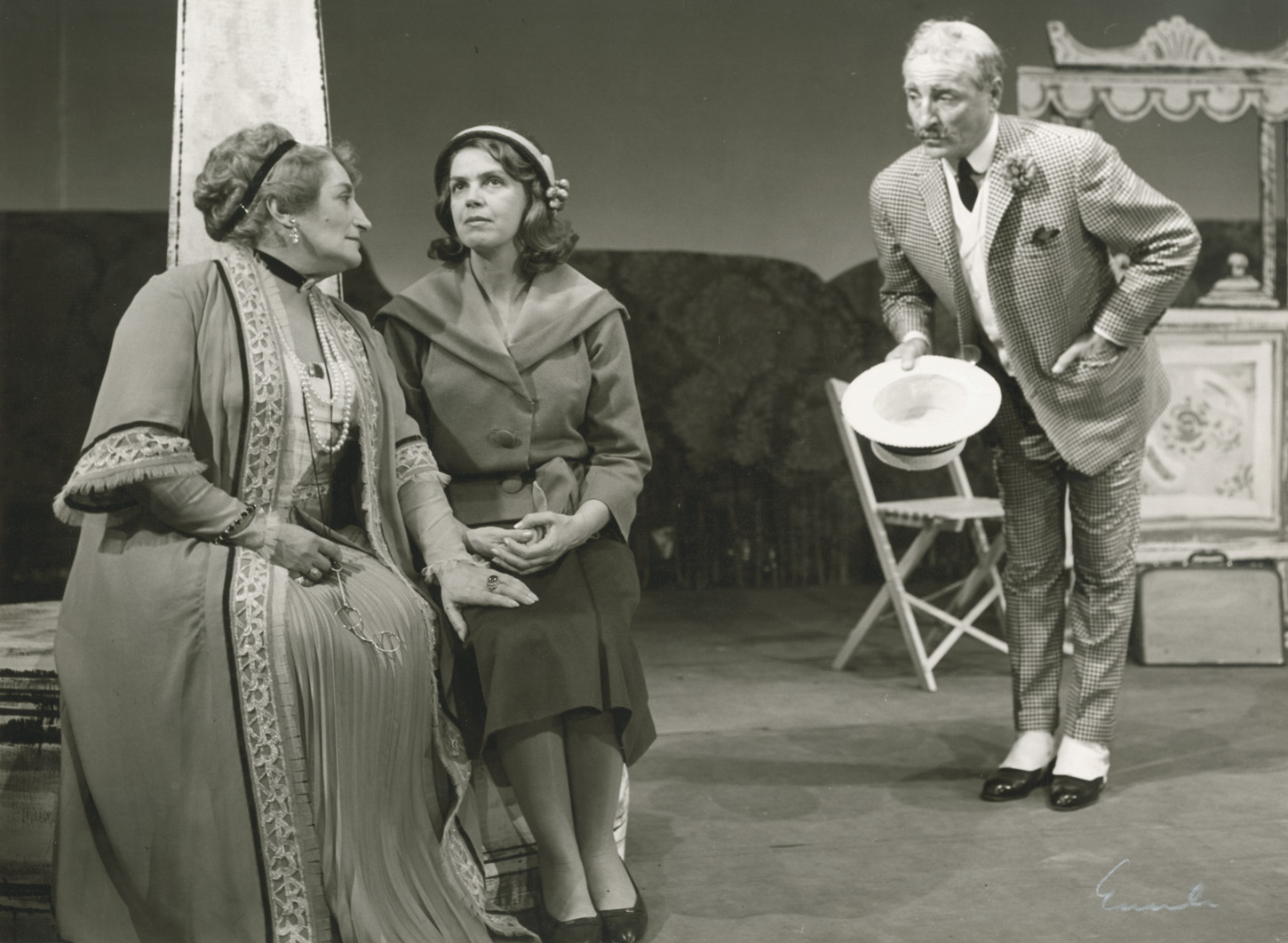 “Μαύρα” και “ρόδινα” | Ζαν Ανούιγ “Λεοκάντια” – ΔΡΩΜΕΝΑ